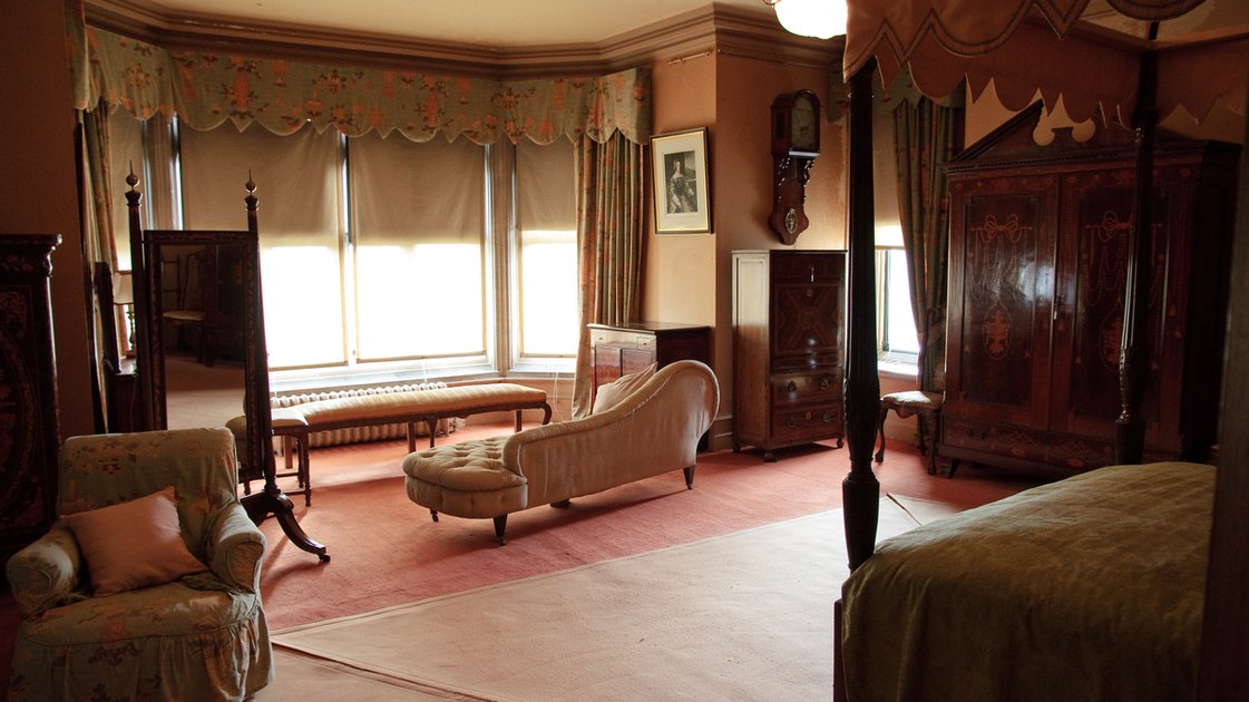 A Haunted Wardrobe at Carterton Manor | Dark Oxfordshire